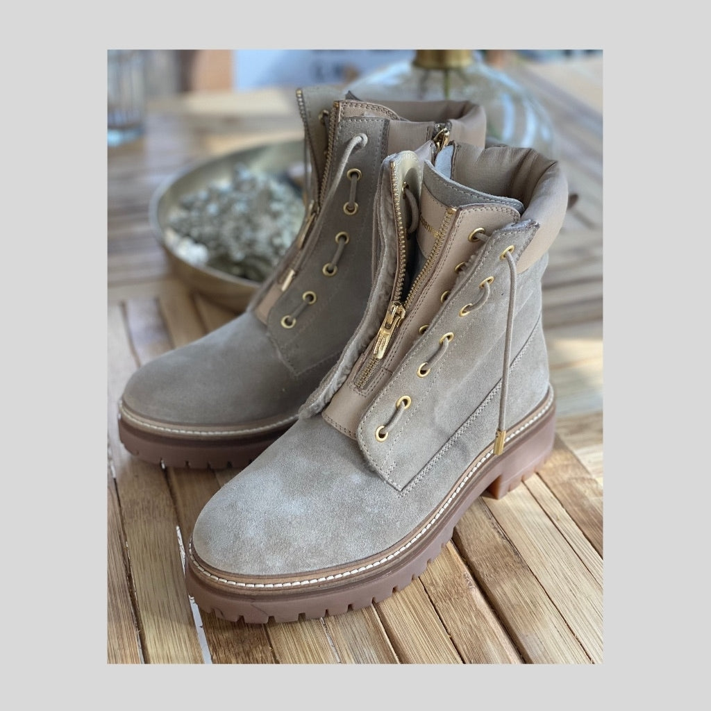 LEADER FUR - Beige suede – Copenhagenshoes.com